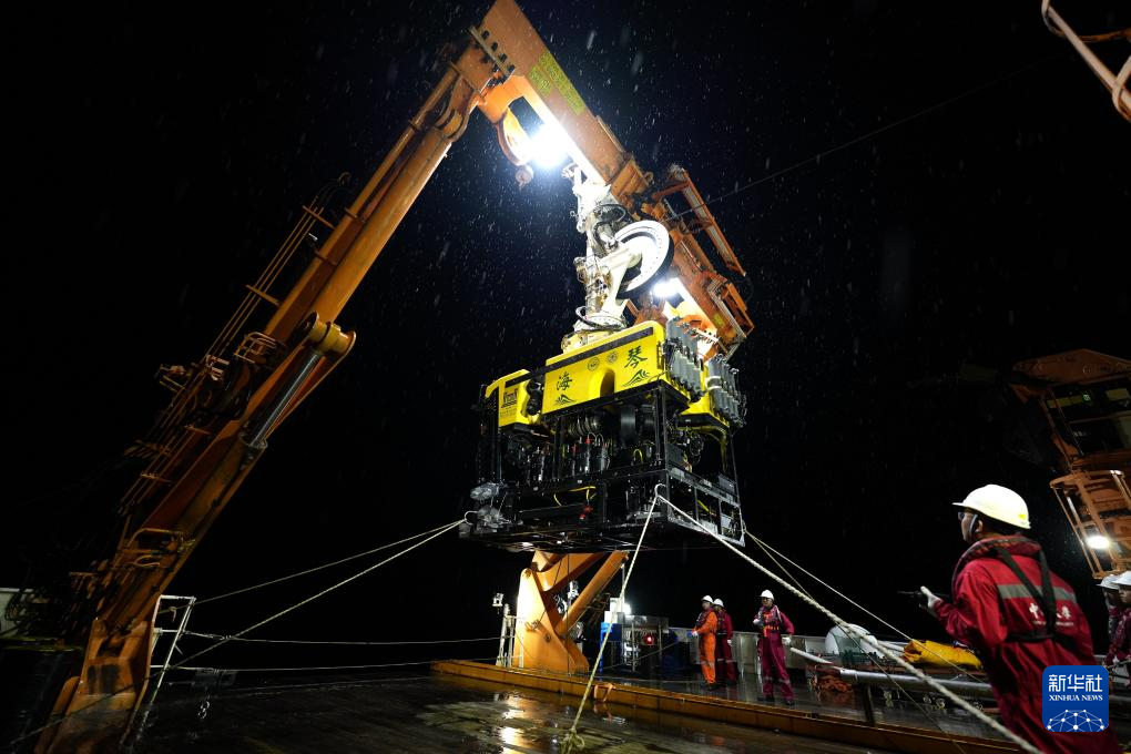 新华全媒+｜我国自主研制的6000米级深海无人遥控潜水器“海琴”号在南海成功海试-新华网